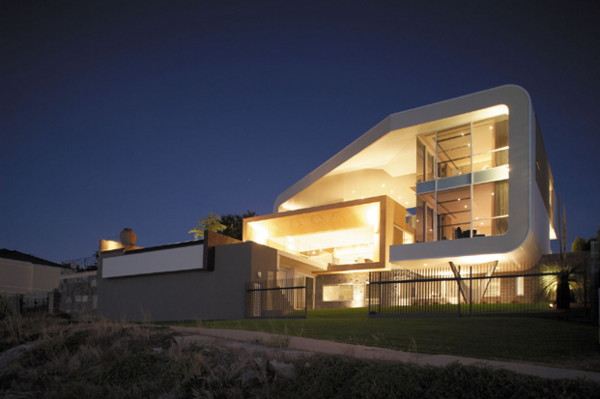Riverfront House in Australia with Wrap-Around Roof