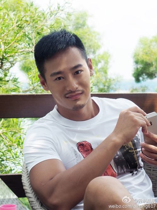 Asian sunshine actor Qi Hang