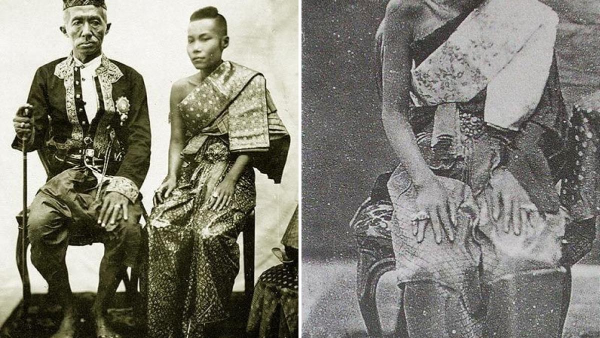 Photograph of Siamese: Traditional Outfit.